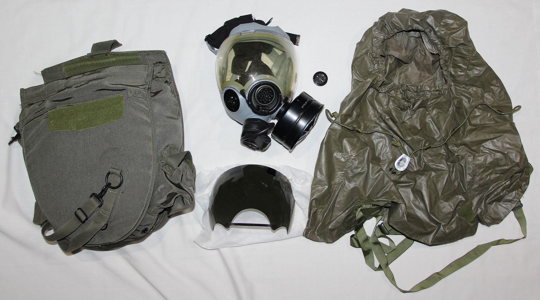 U001. NICE 1992 MCU-2/P AIRCREW GAS MASK W/ BAG, HOOD & EXTRA VISOR - B ...
