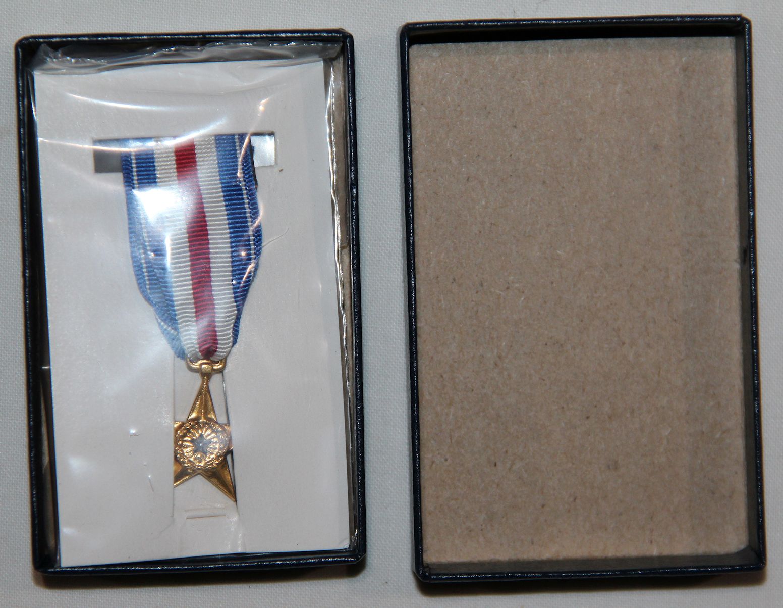 U005. UNISSUED 1981 DATED MINIATURE SILVER STAR MEDAL IN THE ORIGINAL ...