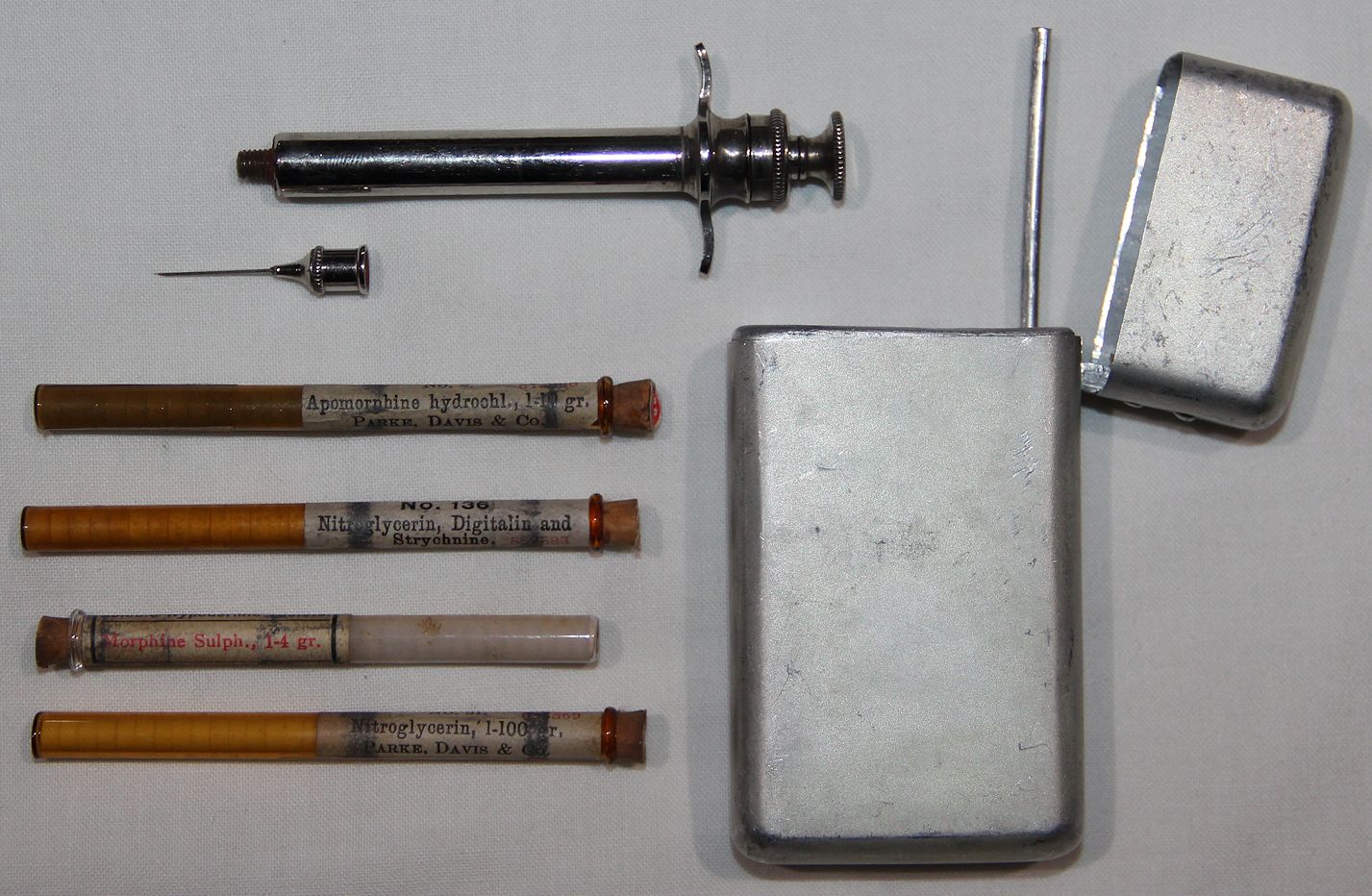 B097. WWI OFFICERS MEDICAL BELT HYPODERMIC SYRINGE KIT WITH CONTENTS ...