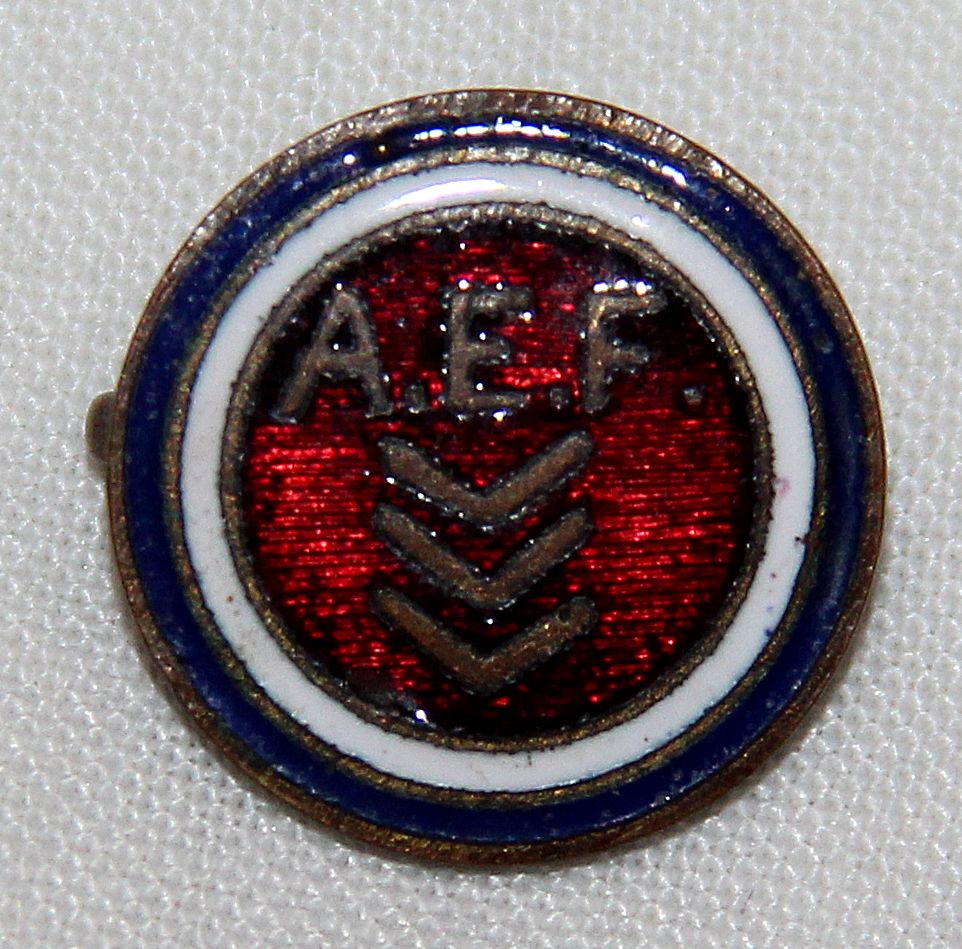 B254. WWI AEF 1 1/2 YEARS OVERSEAS SERVICE LAPEL PIN - B & B Militaria