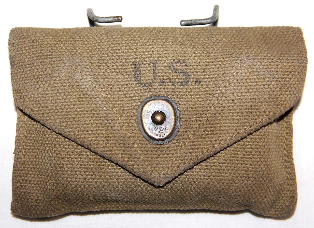 E518. WWII LIGHT OD CARLISLE BANDAGE POUCH WITH BANDAGE - B & B Militaria