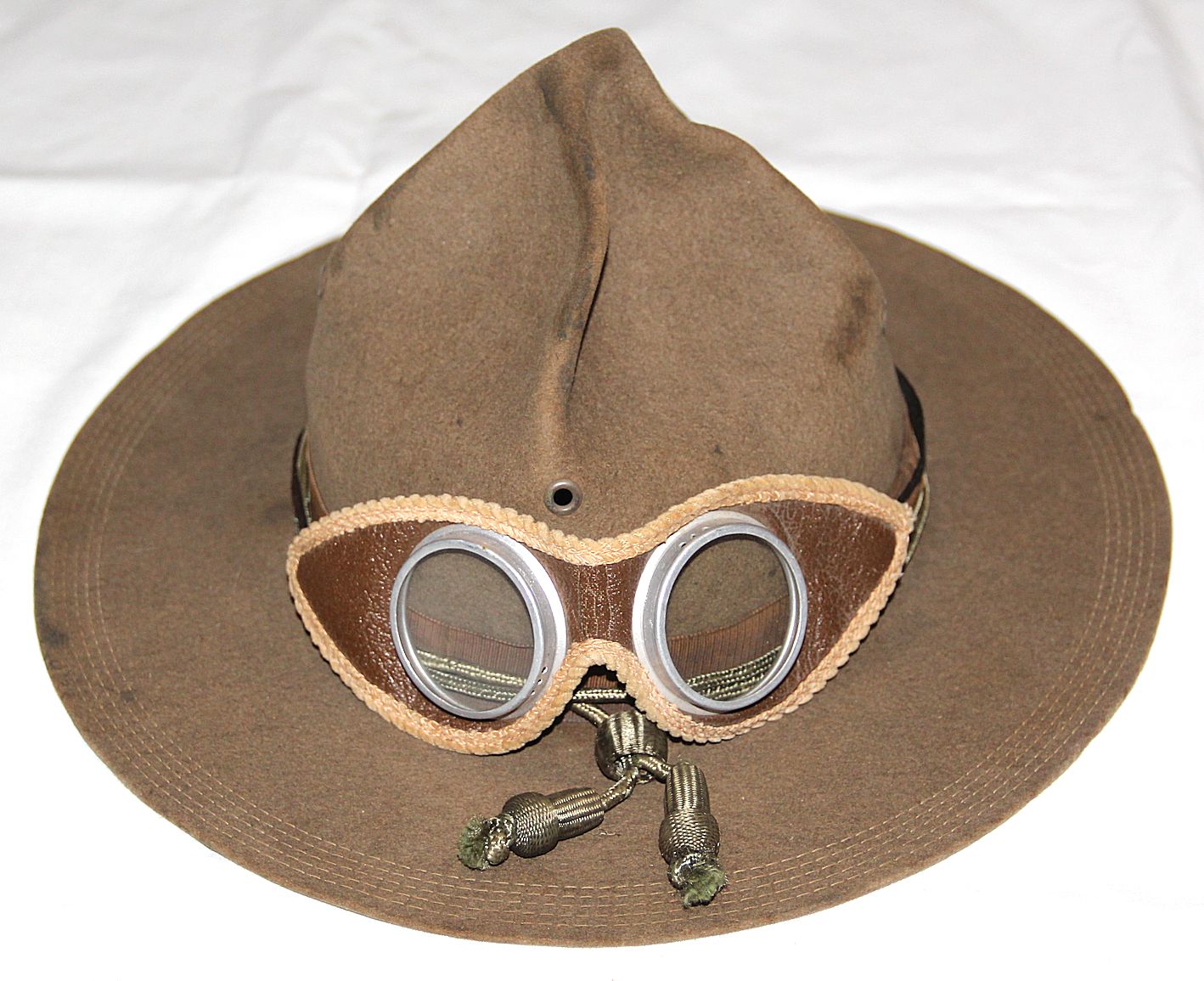 B442. WWI CAMPAIGN HAT WITH INFANTRY CORD AND GOGGLES - B & B Militaria