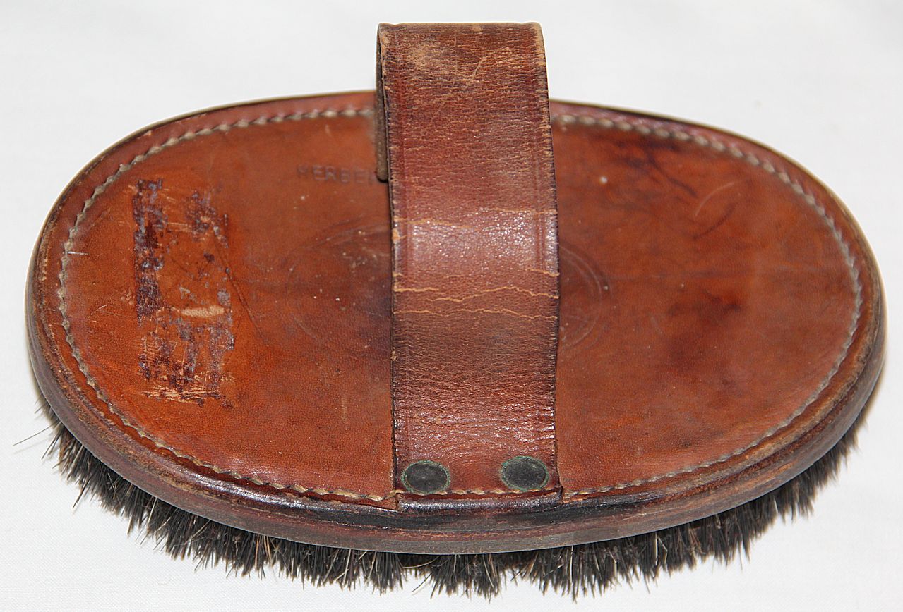 B450. WWI CAVALRY HORSE BRUSH - B & B Militaria