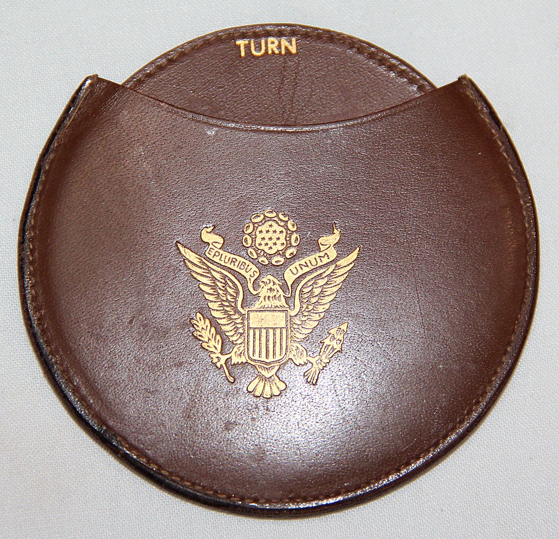 E575. NICE WWII US ARMY LEATHER COIN PURSE - B & B Militaria