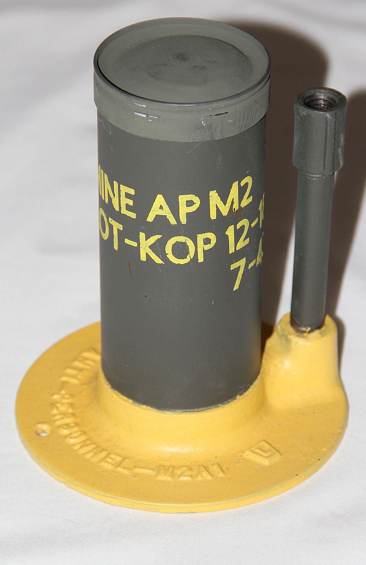 E624. INERT WWII M2A1 PRACTICE ANTI-PERSONNEL MINE - B & B Militaria