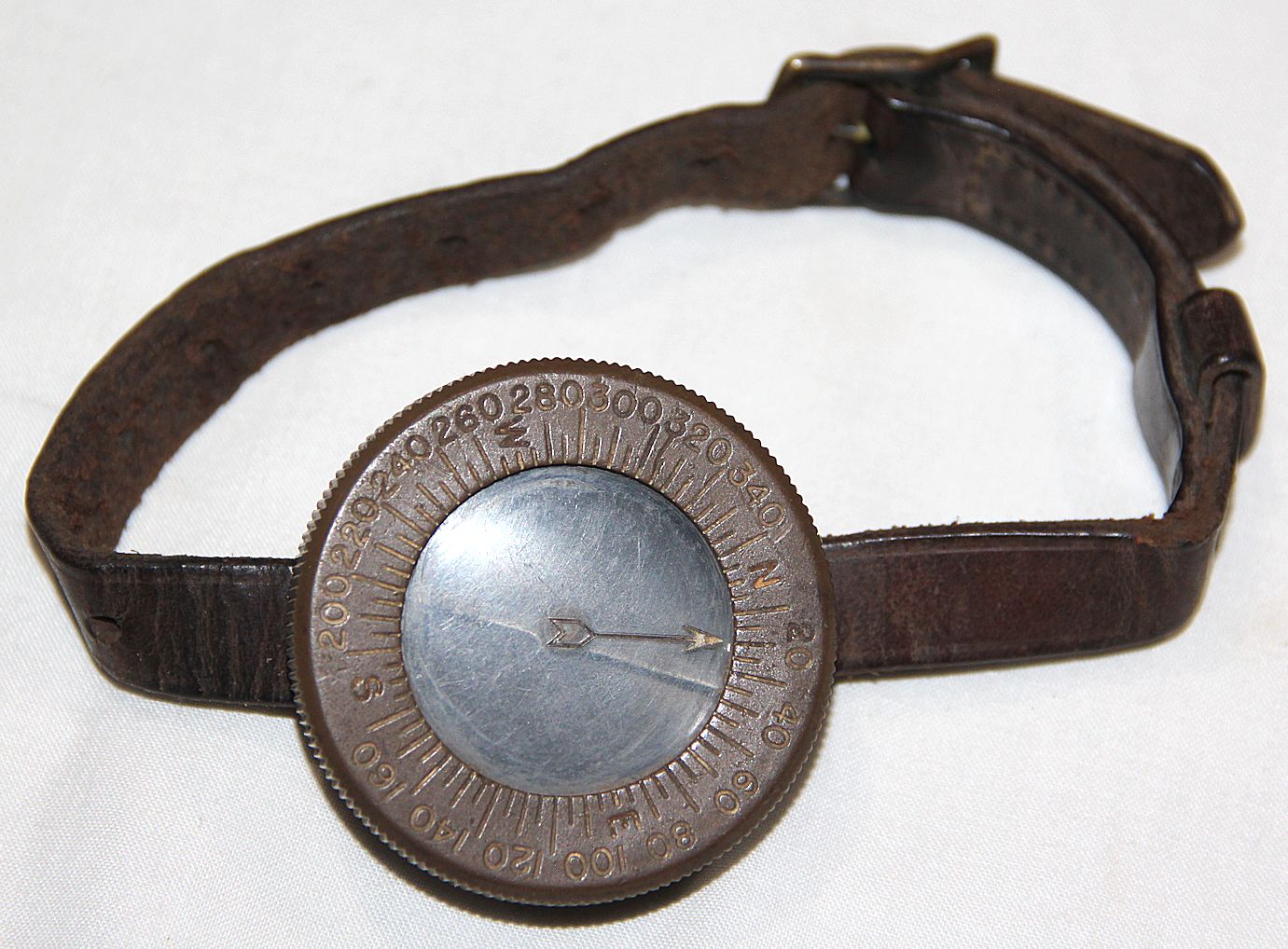 E644. WWII WRIST COMPASS WITH LEATHER STRAP - B & B Militaria