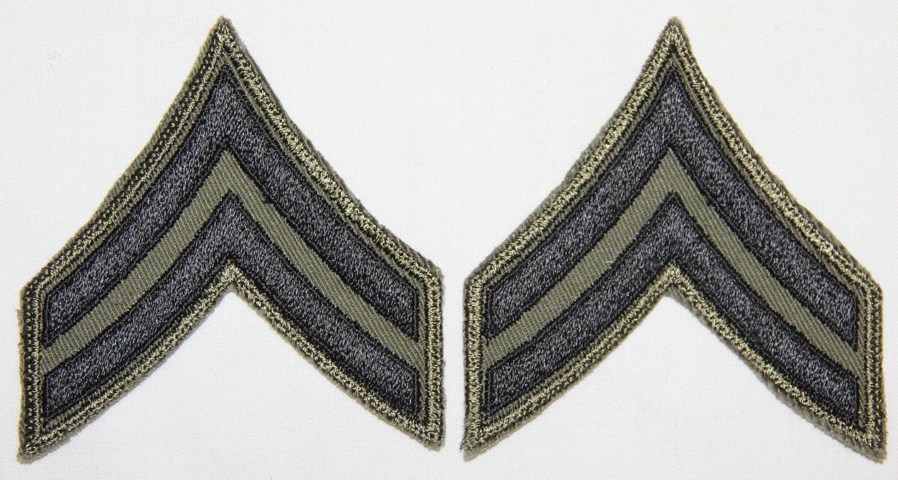 T438. VIETNAM FIRST PATTERN SUBDUED E-4 CORPORAL CHEVRONS - B & B Militaria