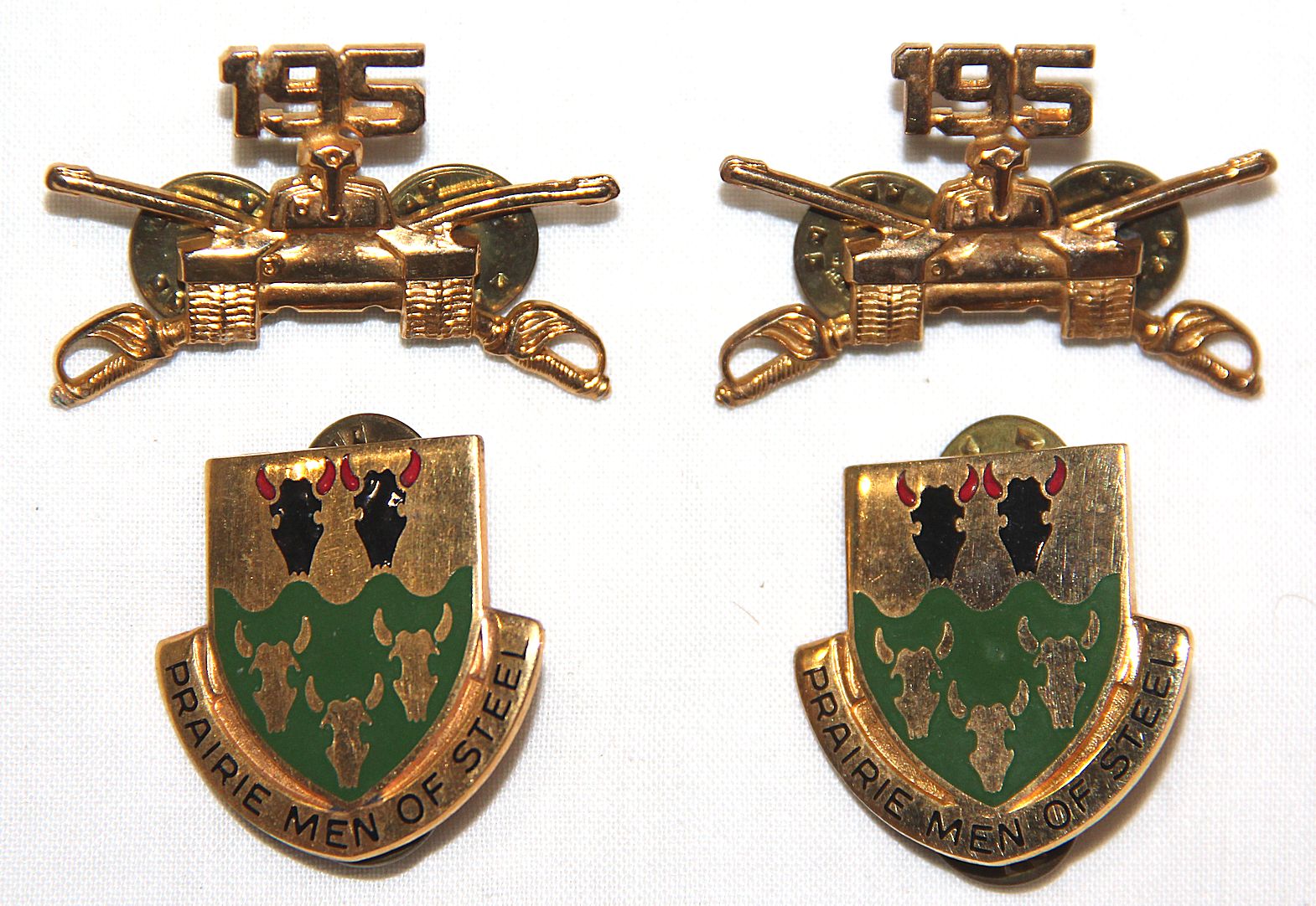 T465. VIETNAM ERA 195TH ARMORED REGIMENT OFFICERS COLLAR INSIGNIA AND ...