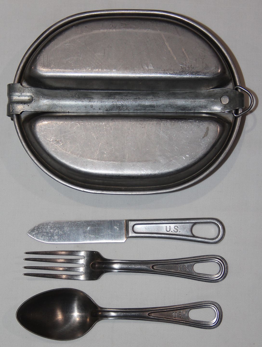 E720. WWII MESS KIT WITH KNIFE FORK AND SPOON - B & B Militaria