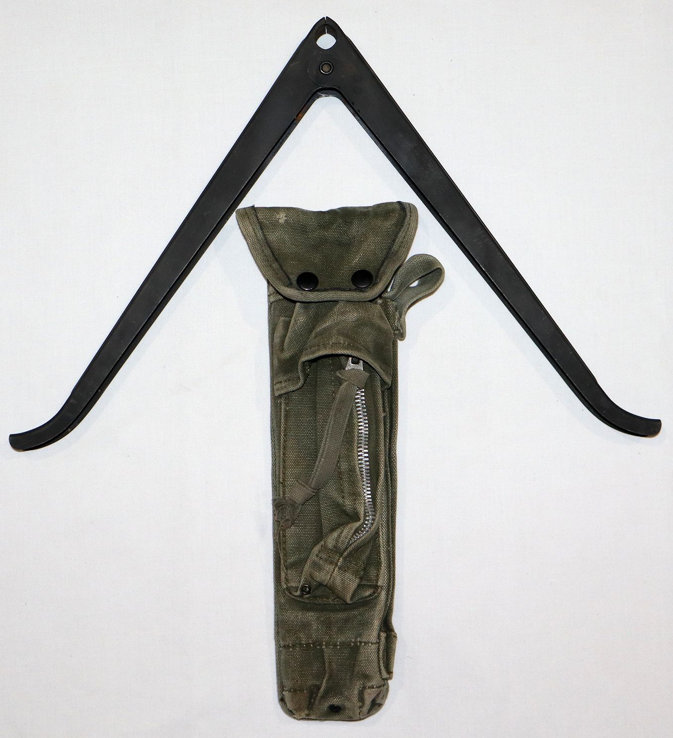 T586. VIETNAM M16 BIPOD AND XM3 WEB CARRY CASE - B & B Militaria
