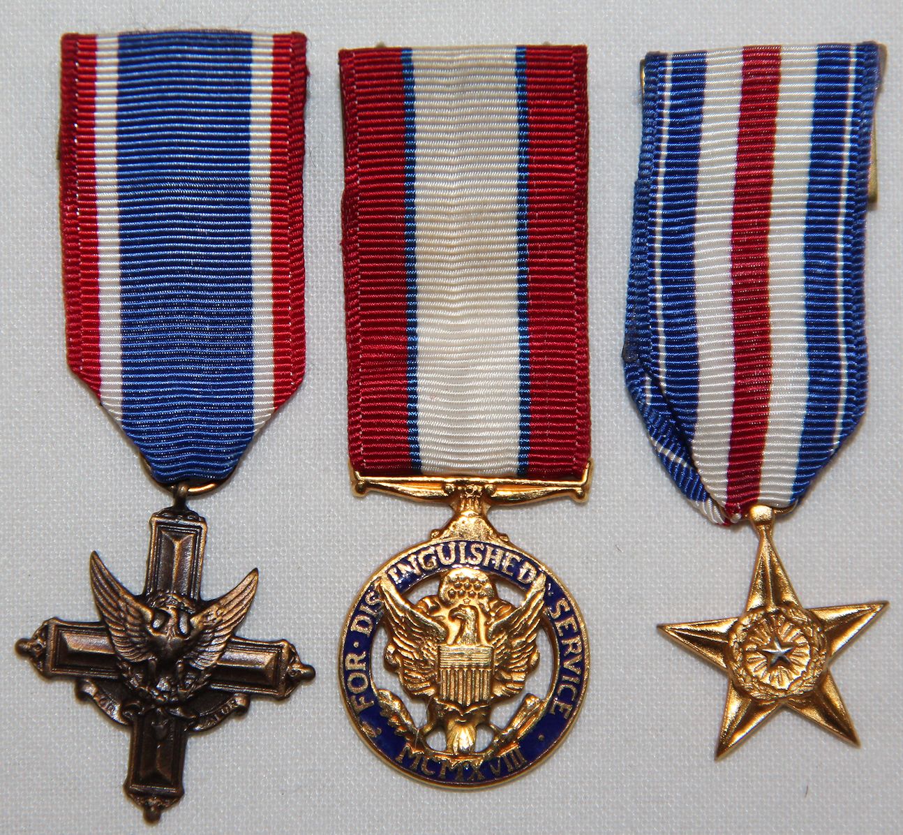 U117. LOT OF THREE MINIATURE VALOR MEDALS - B & B Militaria