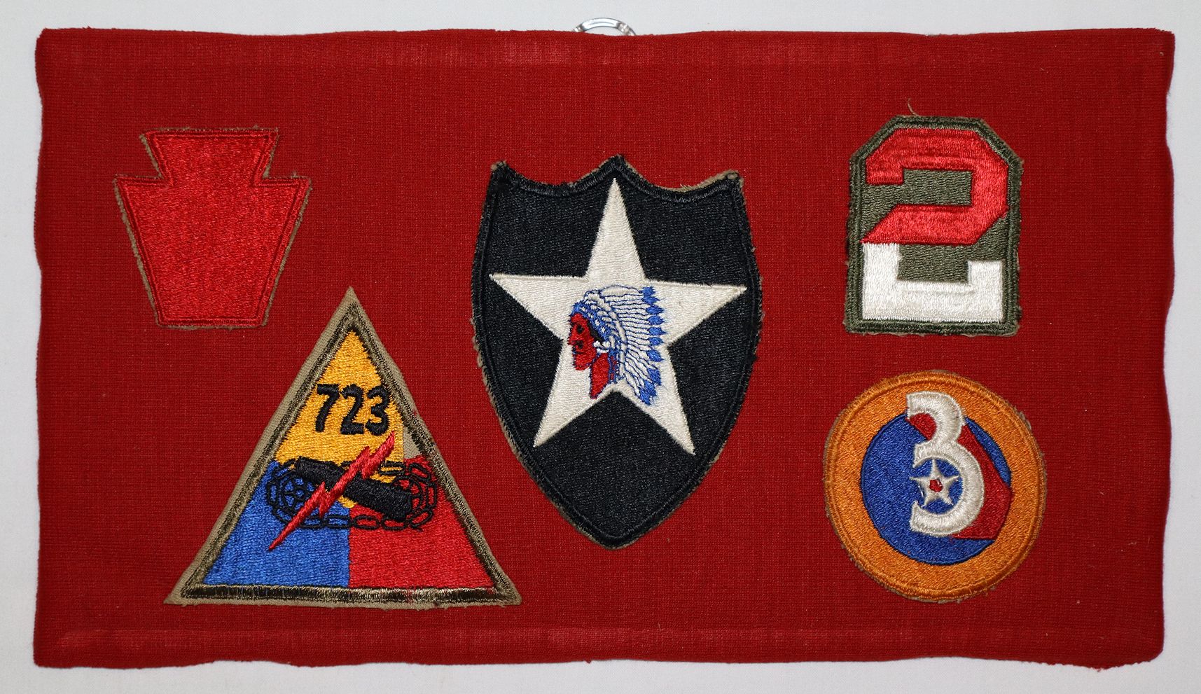 G341. LOT OF 5 WWII PATCHES MOUNTED ON A BOARD - B & B Militaria